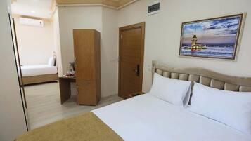 Quarto Familiar | Minibar, cofre no quarto, cortinas/cortinados opacos