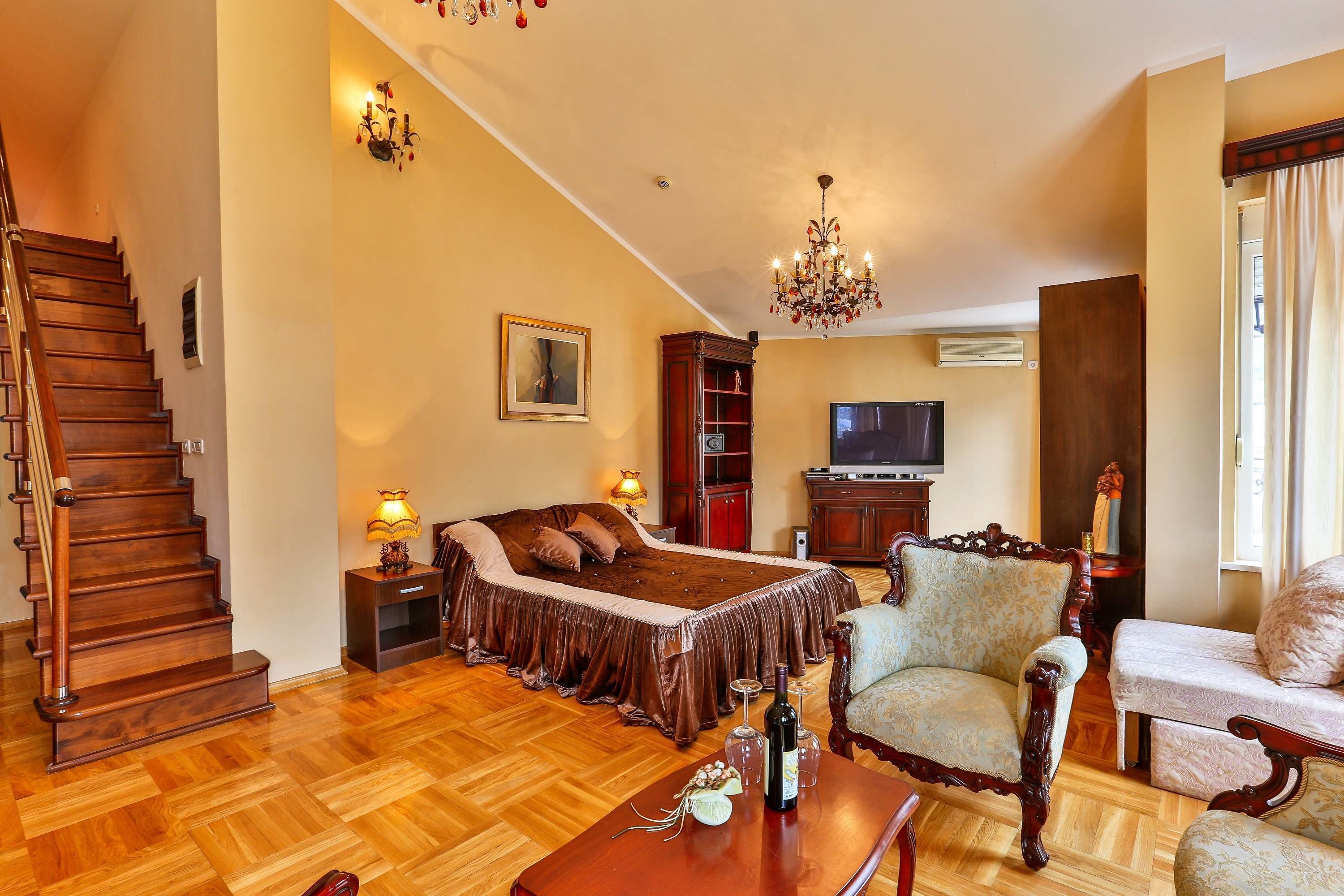 Apartamento Deluxe | Roupa de alta qualidade, cofre no quarto, secretária, Wi-fi grátis 