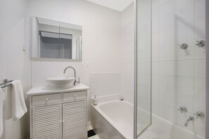 Casa, 3 quartos | Casa de banho | Um polibã, uma banheira de imersão total, um secador de cabelo 