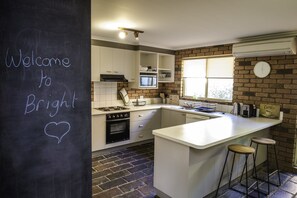 Casa, 4 quartos | Cozinha privada | Um frigorífico/congelador grande, um micro-ondas, um forno 