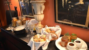 Mesa de buffet com diversos alimentos, copos e temperos.