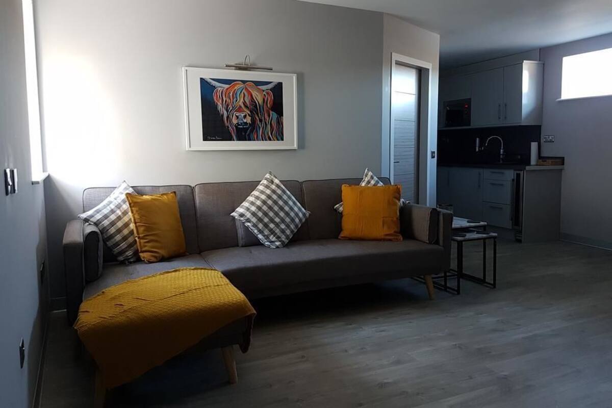 Apartamento de Luxo, 1 quarto, vista para a colina | Sala de estar | TV de ecrã plano