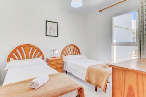 Apartamento, 1 quarto, sacada | 1 quarto, edredons de pluma, cofres nos quartos, escrivaninha
