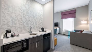 Estúdio, 1 cama king-size, frigorífico e micro-ondas (Wet Bar) | Cozinha privada | Um frigorífico, um micro-ondas, uma cafeteira/bule