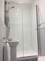 Quarto casal com design assinado | Banheiro | Chuveiro, produtos de toalete grátis, secador de cabelo 