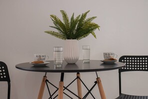 Estúdio (3 Adults) | Opções para refeição no quarto