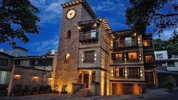 Fachada da propriedade à noite
