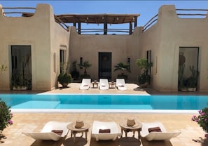 Piscina exterior, guarda-sóis, espreguiçadeiras 