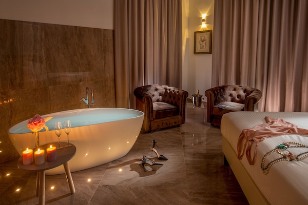 Suíte estúdio júnior, banheira | Cofres nos quartos, individualmente decorados