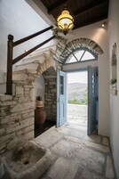 Uma escadaria de pedra que leva a uma porta com vista para o exterior.