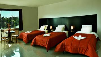 Quarto Triplo | Secretária, Wi-fi grátis, roupa de cama fornecida