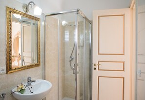 Suite | Casa de banho | Um polibã, um secador de cabelo, um bidé, toalhas fornecidas 