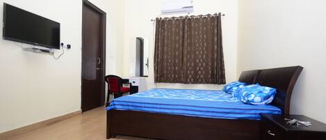 3 quartos, com mobília individualizada, secretária