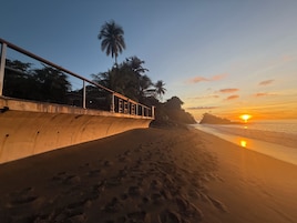 Na praia, guarda-sóis, toalhas de praia, massagens na praia