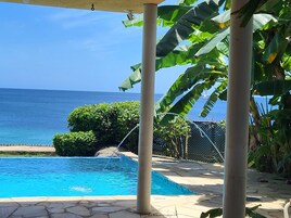 Apartamento conforto, 1 cama Queen, cozinha americana, vista para o mar | 1 quarto, ferros/tábuas de passar roupa, Wi-Fi de cortesia