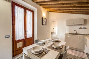 Penthouse de Luxo, 3 quartos | Cozinha privada | Um frigorífico (a pedido), um micro-ondas, um forno 