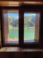Quarto clássico, 1 cama de casal, vista para o lago | Cofres nos quartos, escrivaninha, quartos à prova de som
