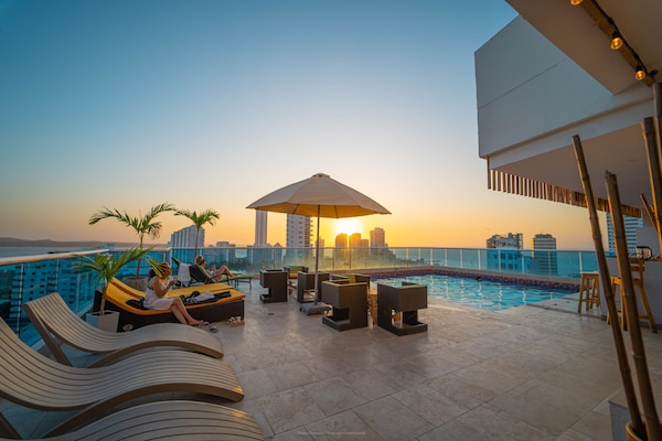 Piscina externa, funciona das 9h às 19h, guarda-sóis
