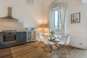 Apartamento, 3 quartos | Refeições no quarto