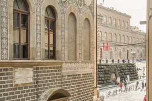 Um edifício histórico com detalhes em tijolo ornamentados e janelas em arco.