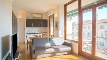 Apartamento, 2 quartos | Área de estar | TV de tela plana