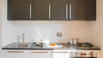 Apartamento, 2 quartos | Cozinha privada | Geladeira, micro-ondas, lava-louças, torradeira