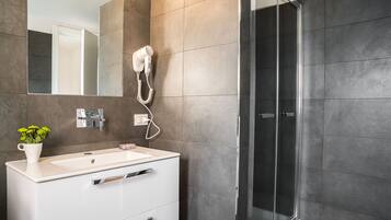 Apartamento, 2 quartos | Comodidades do banheiro | Chuveiro, secador de cabelo, toalhas de banho