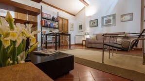 Uma sala de estar com sofá, mesa de centro e estante.