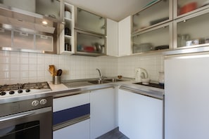 Estúdio | Cozinha privada | Um frigorífico, um micro-ondas, um forno, utensílios de cozinha 