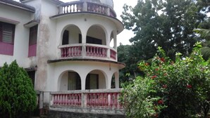 Um edifício de dois andares com varanda no andar superior.