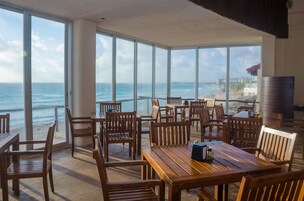 Um micro-ondas, uma cafeteira/bule, utensílios de cozinha 