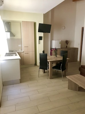 Apartamento, 2 quartos | Secretária, cortinas/cortinados opacos, Wi-fi grátis 