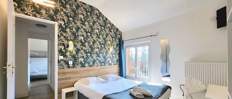 Quarto quádruplo superior | Escrivaninha, quartos à prova de som, Wi-Fi de cortesia, roupa de cama