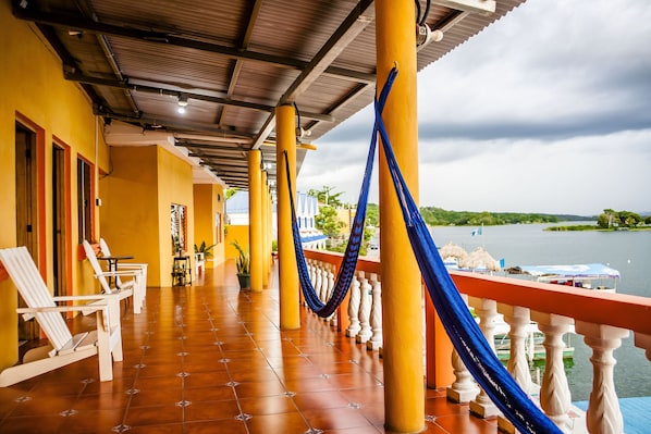 Quarto triplo luxo, 3 camas de solteiro, para não fumantes | Sacada