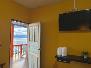 Quarto quádruplo luxo, 2 camas Queen, para não fumantes | Wi-Fi de cortesia, roupa de cama