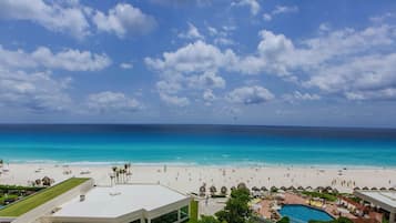 Na praia, praia de areia branca, toldos de praia gratuitos
