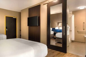 Quarto Standard, 2 camas queen-size, acessível, banheira | Roupa de alta qualidade, cofre no quarto, secretária 