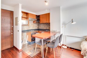 Apartamento, 2 quartos | Cozinha privada | Um frigorífico, um micro-ondas, uma placa de cozinha