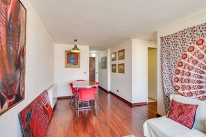 Apartamento Standard, 2 quartos | Sala de estar | TV de ecrã plano