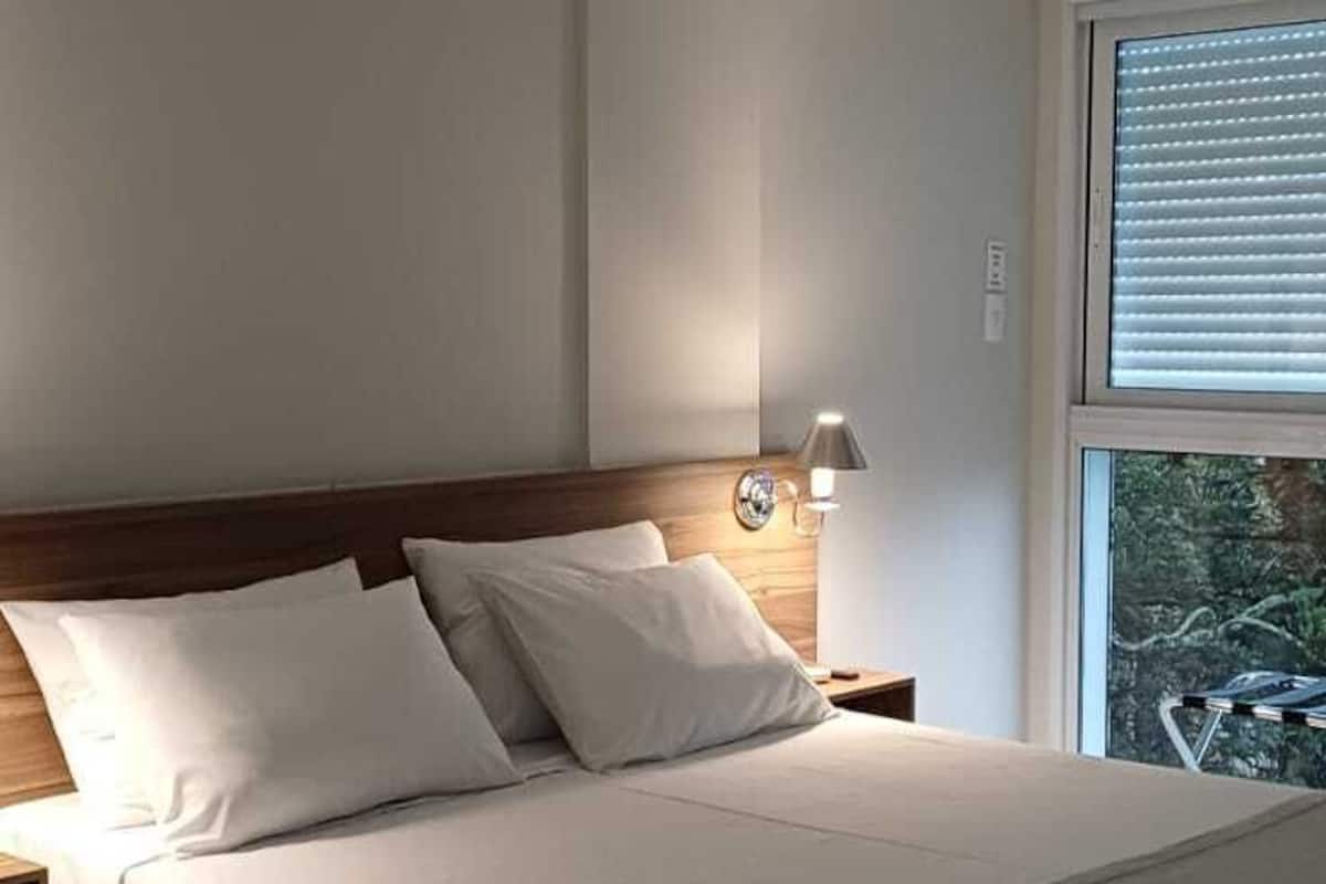 Quarto casal standard, 1 cama Queen, ar-condicionado | Escrivaninha, cortinas blackout, Wi-Fi de cortesia