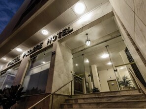 Fachada da propriedade à noite