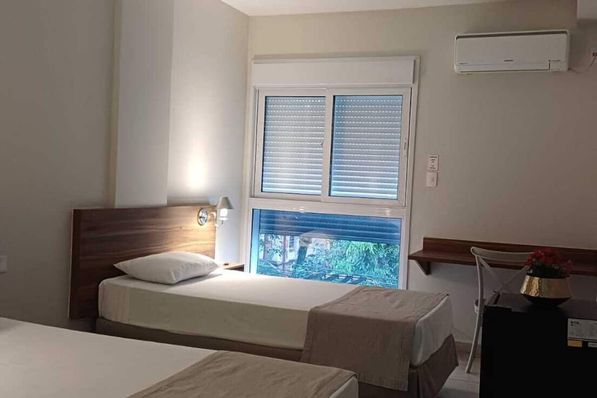 Quarto duplo standard, ar-condicionado | Escrivaninha, cortinas blackout, Wi-Fi de cortesia