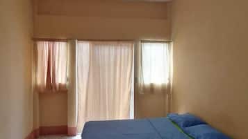 Quarto casal luxo, 2 camas de casal, para não fumantes, vista para a lagoa | Cofres nos quartos, espaço de trabalho para notebook