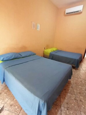 Quarto casal luxo, 2 camas de casal, para não fumantes, vista para a lagoa | Cofres nos quartos, espaço de trabalho para notebook