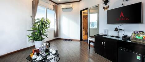 Quarto Familiar, Vista para a cidade | Sala de estar | Televisor de ecrã plano de 32 polegadas com canais por cabo