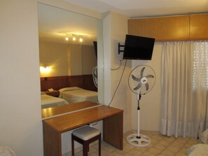 Quarto triplo standard, para não fumantes | Escrivaninha, Wi-Fi de cortesia