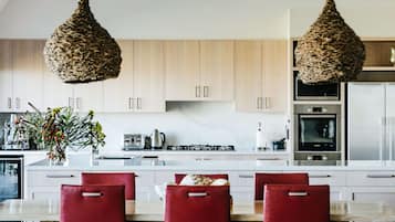 Casa Panorâmica, 4 quartos | Cozinha privada | Um frigorífico/congelador grande, um micro-ondas, um forno