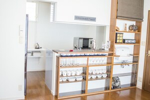 Casa (Private Vacation) | Cozinha americana privada | Cafeteira/chaleira, geladeira, micro-ondas, cooktop