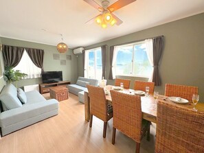 Casa Familiar, não fumadores, em frente ao mar (Max10,3LDK,7 beds,BBQ,2 parking,KIN1E) | Sala de estar | TV de ecrã plano 