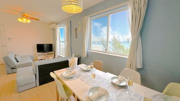 Casa família, para não fumantes, de frente para o mar (Max10,7 beds,BBQ,2 parkings,KIN1-D-) | Área de estar | TV de tela plana